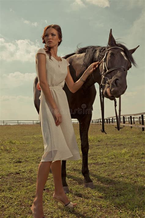 Chica Con Un Vestido Largo Montando A Caballo Una Mujer Hermosa