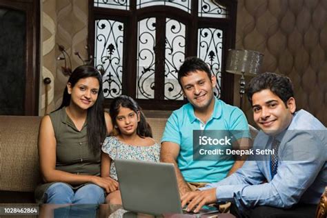 부동산을 구매 프레 젠 테이 션 태블릿재고 이미지를 젊은 부부 모임 부동산 에이전트 가족에 대한 스톡 사진 및 기타 이미지