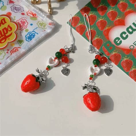 🍓사랑 부적 딸기 키링💗 스마트폰줄 휴대폰고리 비즈핸드폰줄 가방 팬던트 포토카드북 팬던트 에이블리
