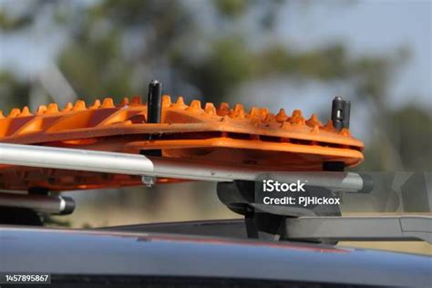 오프로드 4륜 구동 차량의 루프 랙에 있는 한 쌍의 주황색 복구 트랙 보드 및 사다리 클로즈업 0명에 대한 스톡 사진 및 기타 이미지 Istock