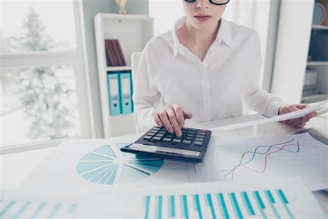 자른 클로즈업 사진 아름 다운 그녀는 그녀의 비즈니스 레이디 카운트 프리랜서 급여 계산 소득 투자 홀드 시계 비교 데이터 손 팔 계산기 노트북 테이블 착용 공식적인 착용