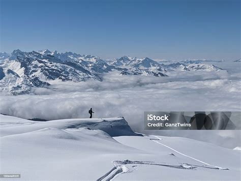 스키 등산 스위스 의 겨울 스포츠 Apls에서 스키 투어 구름 위의 눈 덮인 산의 전망 화창한 겨울 풍경 스키모 스키 등산 가루눈에 대한 스톡 사진 및 기타 이미지 Istock