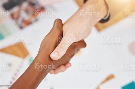 B2b 협업 비즈니스 회의에서 마케팅 사무실 지원 신뢰 또는 Crm의 핸드 셰이크 성공 또는 파트너십 거래 팀워크에서 평면도 확대 축소 또는 창의적인 사람들과 데이터 분석