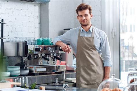 카페에서 일하는 젊은 성인 바리스타 전문 커피 머신 근처에 서 긍정적인 감정 표현에 대한 스톡 사진 및 기타 이미지 긍정적인 감정 표현 기계류 남성 Istock
