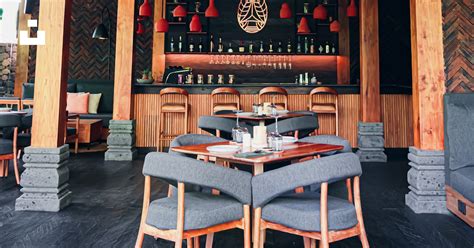 나무 테이블과 의자가 있는 레스토랑 사진 Unsplash의 무료 식물 이미지