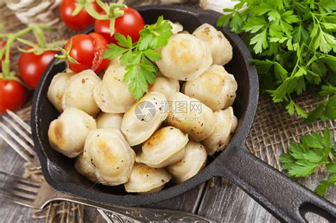 煎锅里的美味饺子高清图片下载 正版图片503288374 摄图网