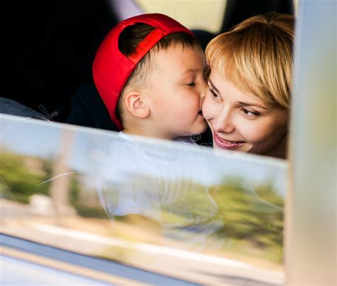 Madre E Hijo Que Se Sientan En El Coche Imagen De Archivo Imagen De Amistad Sentada