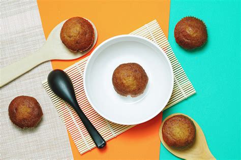 크로와상 빵과 바나나 케이크 오렌지 배경 사탕 레이아웃 패턴에 붙여 넣기 과일에 대한 스톡 사진 및 기타 이미지 과일 더미 미식가 Istock