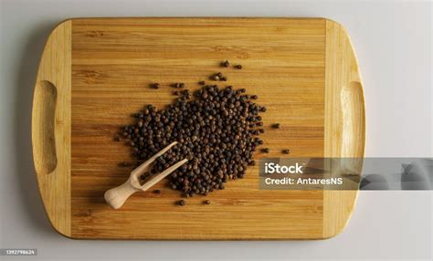 검은 후추 옥수수 음식을위한 향기로운 향신료 측정 숟가락이있는 나무 부엌 보드에 말린 후추 씨앗의 배경 갈색에 대한 스톡 사진 및 기타 이미지 Istock