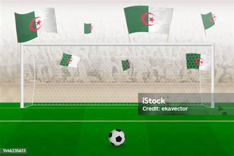 알제리 축구 팀 팬들은 경기장에서 응원하는 알제리의 국기 축구 경기에서 페널티 킥 개념 게이트에 대한 스톡 벡터 아트 및 기타
