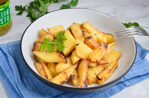 Картошка по-деревенски на сковороде – простой и вкусный рецепт с фото ...