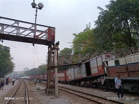 ရန်ကုန်မြို့တွင် ရထား ၂ စင်းတိုက်မိပြီးနောက် လူကူး ကုန်းကျော်တံတား က