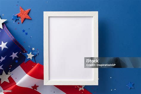 전국 노동절 개념입니다 미국 국기와 흰색 빨간색 파란색 별 모양의 반짝임이 복사 공간이 있는 파란색 격리된 배경에 빈 직사각형 나무 프레임의 평면도 사진 0명에 대한 스톡