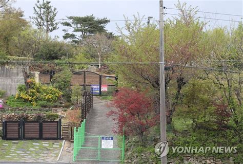 문재인 대통령 양산 사저 입구 연합뉴스