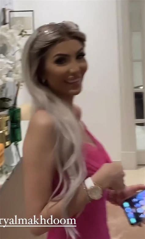 Faryal Freeze Frames Hot Cleavage Showing Rfaryalmakhdoomk2