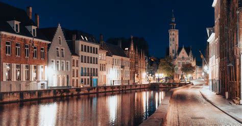 거리 거리 사진 건축 경치 좋은 전망 고딕 관광지 교회 그림 같은 낭만적인 도시 도시 설정 도시의 야경 매력적인 분위기 문화 유산 문화적 랜드마크