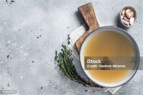 뼈 고기 닭 국물 접시에 회색 배경 맨 위 보기입니다 복사 공간 육수에 대한 스톡 사진 및 기타 이미지 육수 투명한 브로스 Istock