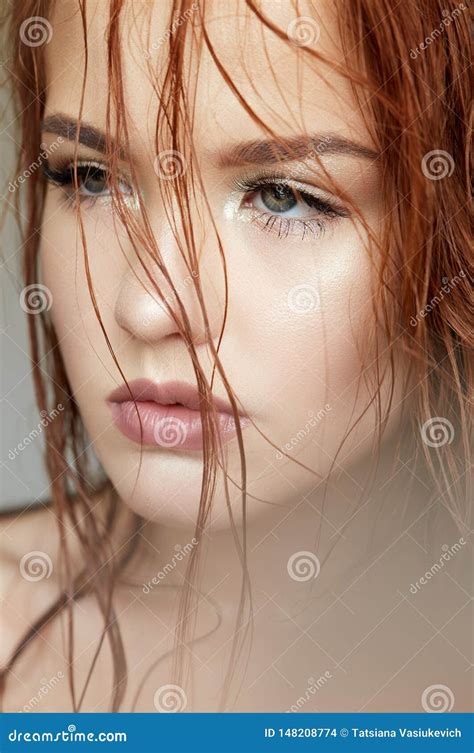 Ragazza In Un Modo Delicato E Nei Capelli Rossi Bello Modello Con Pelle Brillante E Trucco Nudo