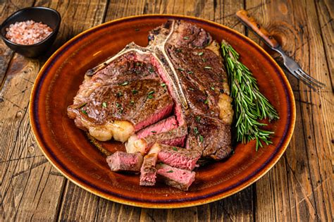 바베큐 로스트 포터하우스 또는 소박한 접시에 뼈 쇠고기 고기 스테이크 나무 배경 위쪽 보기 Steakhouse에 대한 스톡 사진 및 기타 이미지 Istock