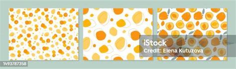 살구 추상 배경 세트입니다 세 가지 패턴 컬렉션 노란색 주황색 추상적 인 반점이있는 매끄러운 패턴 손으로 그린 인쇄 포장 벽지 표지 현대적인 색상 디자인 가리기에 대한 스톡
