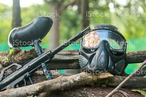 페인트 볼 마스크 세트와 총 플레이 후 안경에 페인트볼 마스크가 부딪혔습니다 숲속숲에 놓인 페인트볼 총과 가면 자연스러운 배경 0명에 대한 스톡 사진 및 기타 이미지