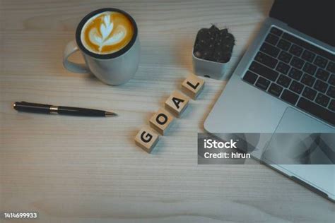 우드 큐브 블록 목표와 펜 커피 테이블 상단보기 배경에 컴퓨터 노트북 우주 사업 아이디어 계획 성공 개념을 복사하십시오 0명에 대한 스톡 사진 및 기타 이미지 Istock