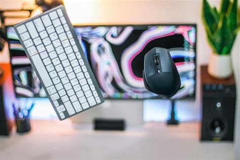 Foto Un Teclado Y Un Mouse De Computadora En Un Escritorio Imagen Ho Chi Minh Gratis En Unsplash
