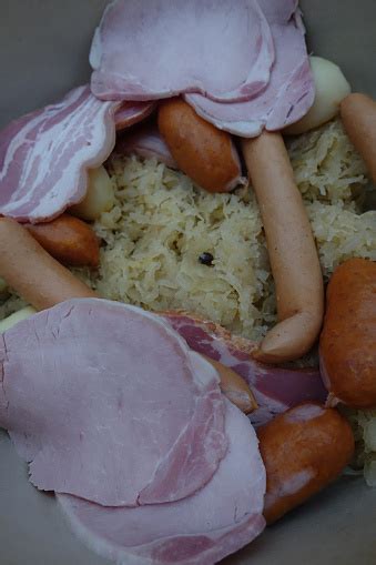 알자스 요리 중 소시지와 돼지고기를 얹은 소금에 절인 양배추 0명에 대한 스톡 사진 및 기타 이미지 0명 건강한 식생활