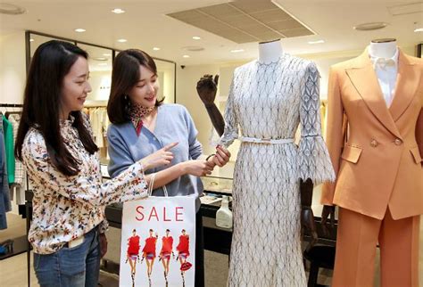 유통가 코로나 생존법② 백화점 Vip 장벽 낮추고 정기세일 준비 한창 아주경제