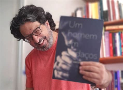 Escritor Italiano Radicado Em Maringá Lança Livro Um Homem Em Pedaços