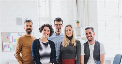 현대 사무실에 서서 카메라를 바라보는 젊은 사업가들의 전체 길이 초상화 사진 Unsplash의 사무실 이미지