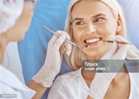 화창한 치과 진료소에서 치과 의사가 검사 한 미소 짓는 금발 여성 건강한 치아 및 의학 개념 25 29세에 대한 스톡 사진 및 기타 이미지 Istock