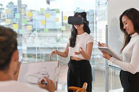 개발 팀은 팀과의 회의에서 가상 현실 헤드셋을 설계하는 데 도움을 주었습니다 새로운 혁신적인 기술 개념 가상 이벤트에 대한 스톡