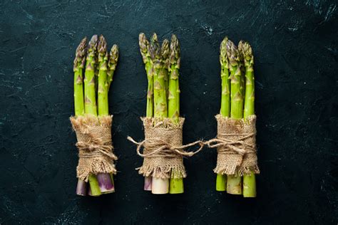검은 돌 배경에 신선한 녹색 아스파라거스 평면도 텍스트를 위한 여유 공간 계절에 대한 스톡 사진 및 기타 이미지 계절 굽기
