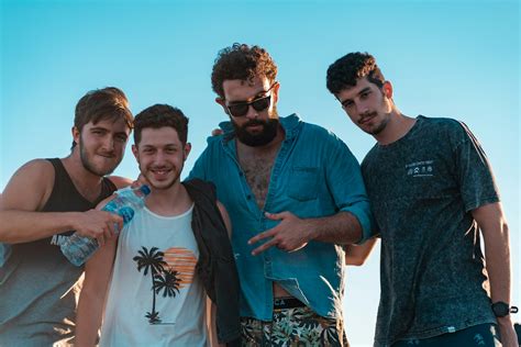 파란색 폴로 셔츠를 입은 남자가 검은색 크루넥 셔츠를 입은 남자 옆에 서 있다 사진 Unsplash의 무료 누웨이바 이미지