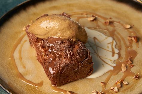 타 드와 피스타치오 아이스크림 초콜릿 케이크의 클로즈업 0명에 대한 스톡 사진 및 기타 이미지 0명 가루로 빻은 갈색 Istock