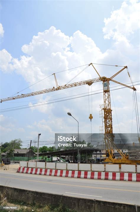 아시아 노동자와 태국 노동 노동자는 태국 방콕의 수도에있는 비계에 건설 현장 고층 건물에서 기계 및 중장비 작업 빌더 새로운 건물 타워를 사용합니다 0명에 대한 스톡 사진