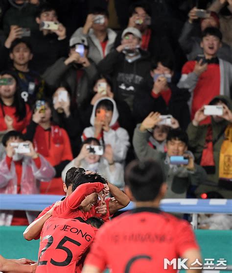 손흥민 찰칵 세리머니 찍는 축구 팬들 Mk포토 Mk스포츠