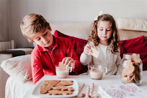Hermano Y Hermana Hermosos En Casa Tomando Un Delicioso Aperitivo Concepto De Navidad Foto De