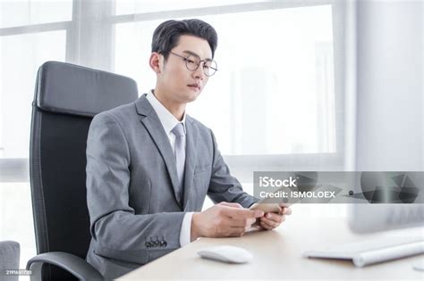 현대 사무실에서 태블릿 및 데스크톱 컴퓨터에서 작업하는 아시아 사업가 갈색에 대한 스톡 사진 및 기타 이미지 갈색 개발 검은색 Istock