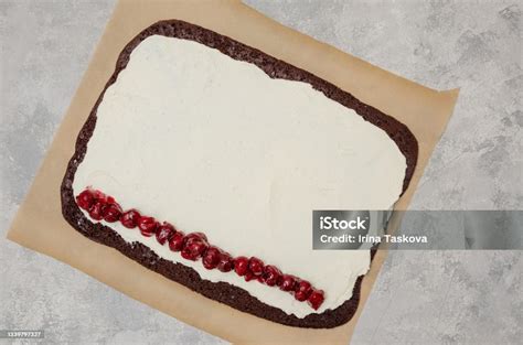 크림과 체리 필링 초콜릿 롤 케이크를 요리 회색 콘크리트 배경에 검은 숲을 롤 레시피 단계별로 맨 위 보기입니다 스펀지 케이크에 대한 스톡 사진 및 기타 이미지 Istock