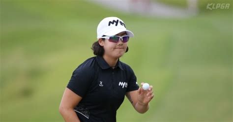 [포토] 홀아웃하며 인사하는 조정민