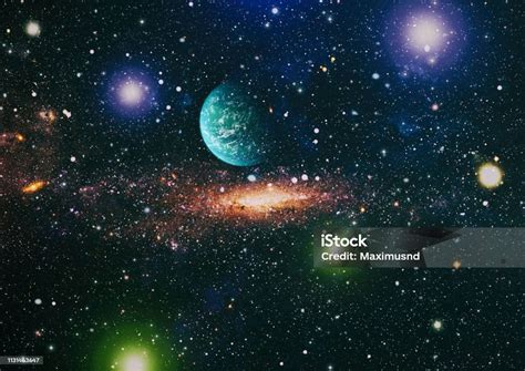 무지개 색상의 성운 밤 별이 빛나는 하늘 여러 가지 빛깔의 바깥 공간 스타 필드와 성운 깊은 공간에서 많은 빛 년이 지구에서 멀리 떨어져 있습니다 이 이미지의 요소는