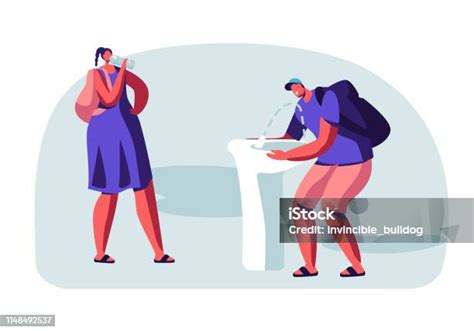 뜨거운 여름에 거리에서 물을 마시는 젊은 사람들 남성 및 여성 관광객 캐릭터 배낭 병 및 세척 얼굴에 차가운 아쿠아와 야외에서
