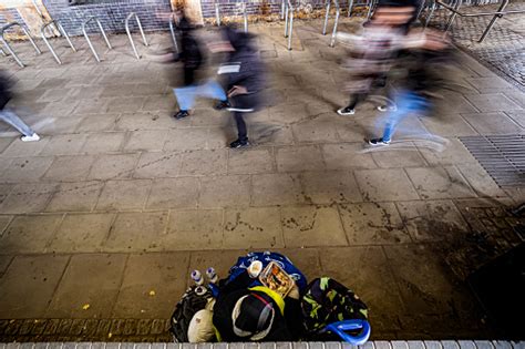 런던 11 21 2019 노숙자 는 그를 무시 하는 배경에 있는 사람들과 돈을 요구 위기에 따라 거리의 노숙자 수가 증가합니다