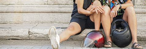 오토바이 헬멧을 가진 두 명의 인식 할 수없는 성별 비 바이너리 사람들 20 24세에 대한 스톡 사진 및 기타 이미지 20 24세 25 29세 2명 Istock