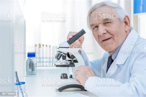 실험실에서 현미경으로 미소 선임 화학자 Stem 주제에 대한 스톡 사진 및 기타 이미지 Stem 주제 건강관리와 의술 과학 Istock