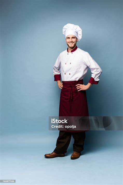 베레모와 흰색 의상을 입고 카메라를 고립된 채 로고를 입은 쾌활한 요리사 요리사의 전체 길이 초상화 직업에 대한 스톡 사진 및 기타 이미지 Istock