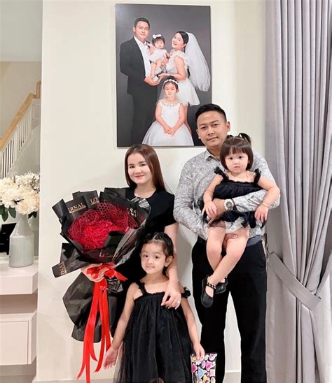 ឃើញហើយហ្វេនលួចញញឹម ដើមឆ្នាំ ផន សុផារី បង្អួតជីវិតគ្រួសារយ៉ាងមានសុភមង្គល Khmerload Cambodia