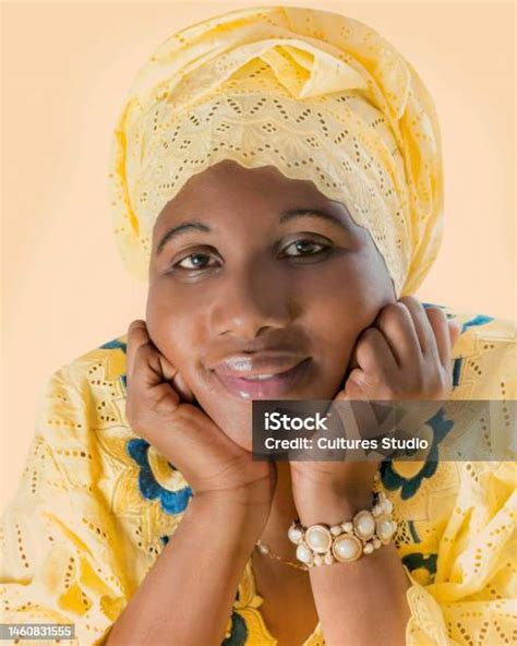 아름다운 여성 35 세 전통 의상과 수 놓은 머리 스카프 밝은 주황색 배경 사진 여자에 대한 스톡 사진 및 기타 이미지 여자 이슬람교 인물 사진 Istock